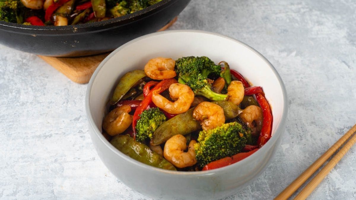 Gamberi saltati in padella con verdure: la ricetta del secondo ...