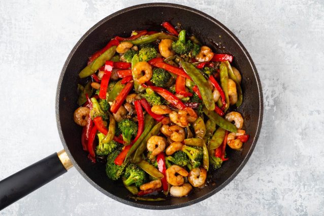 Gamberi saltati in padella con verdure: la ricetta del secondo ...