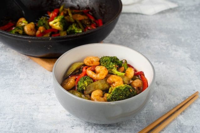 Gamberi saltati in padella con verdure: la ricetta del secondo ...