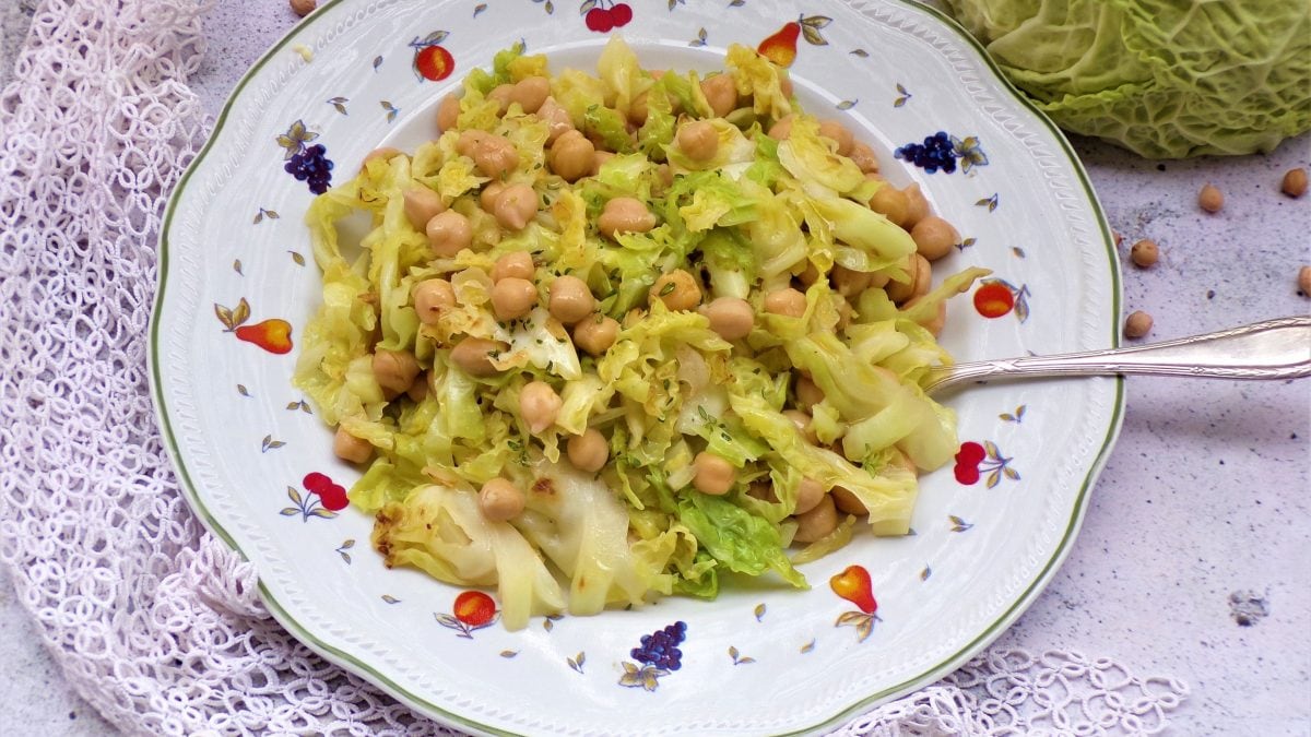 Verza e ceci: la ricetta del contorno appetitoso e nutriente