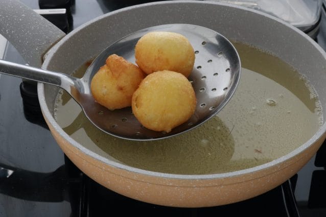 Brighelle alla crema: la ricetta dei bignè fritti di Carnevale