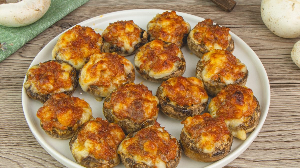 Funghi champignon ripieni di salsiccia e provola: la ricetta dell ...