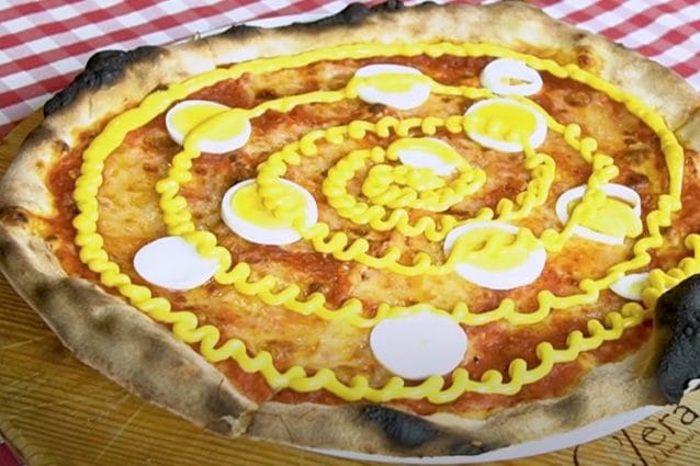 Margherita, maionese e uova sode: cos'è la pizza Rossini. Storia della ...