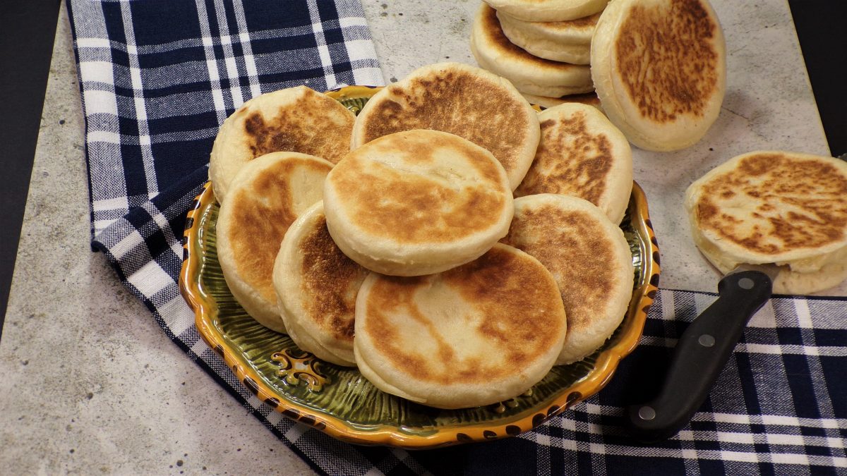 Tigelle alla caprese: la ricetta delle focaccine morbide e filanti