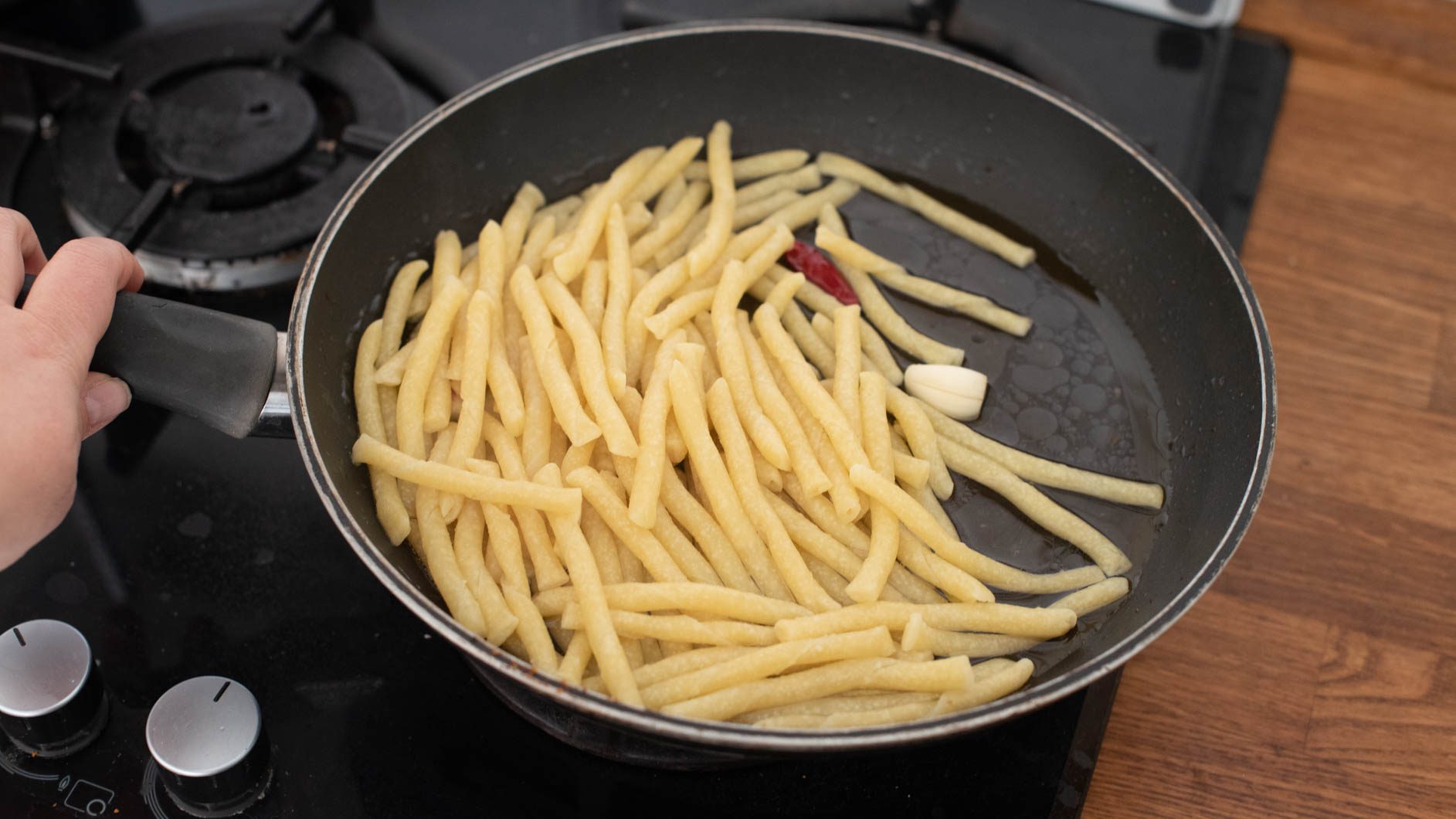 Pasta con la mollica: la ricetta del piatto povero semplice e gustoso