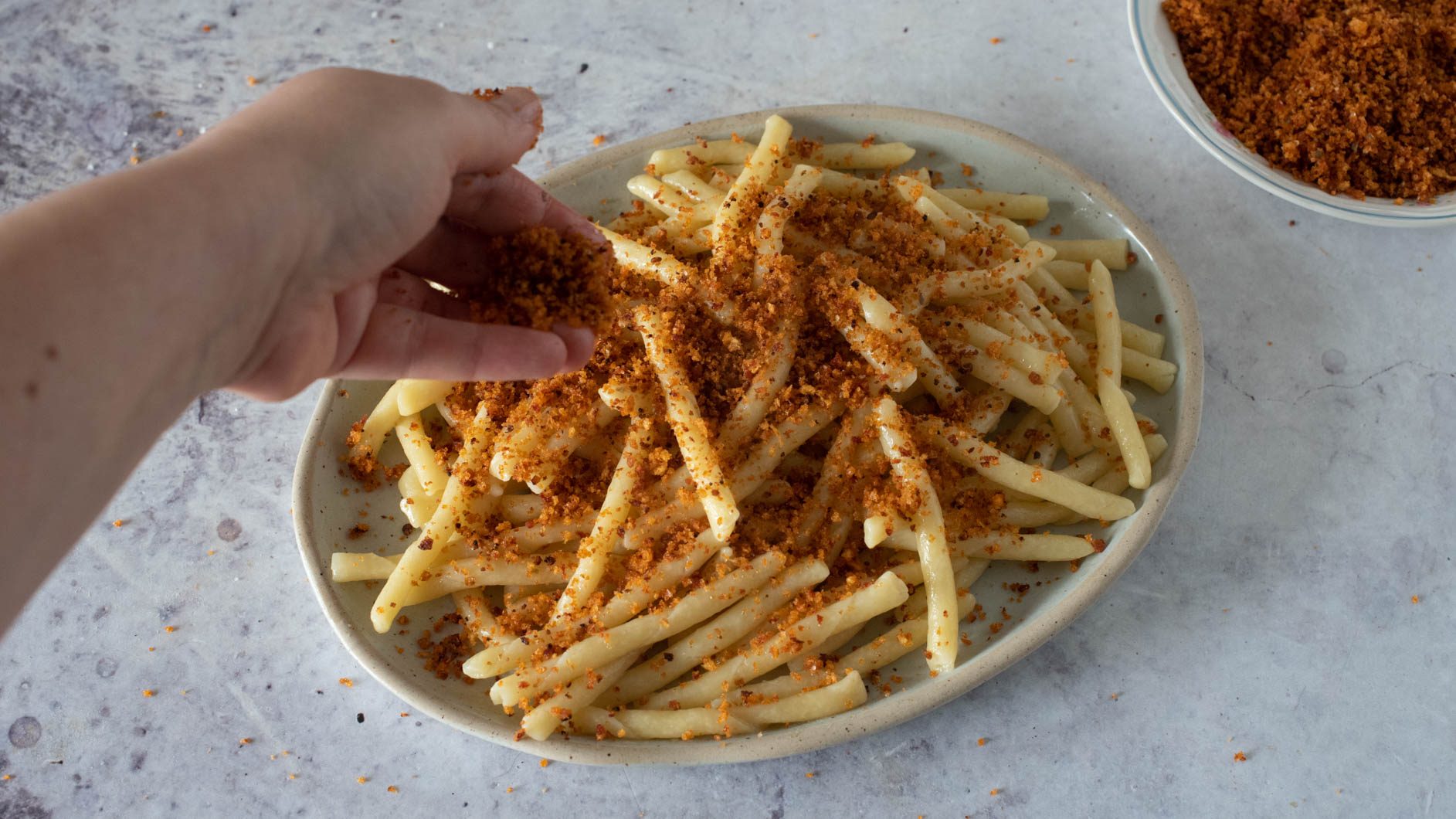 Pasta con la mollica: la ricetta del piatto povero semplice e gustoso