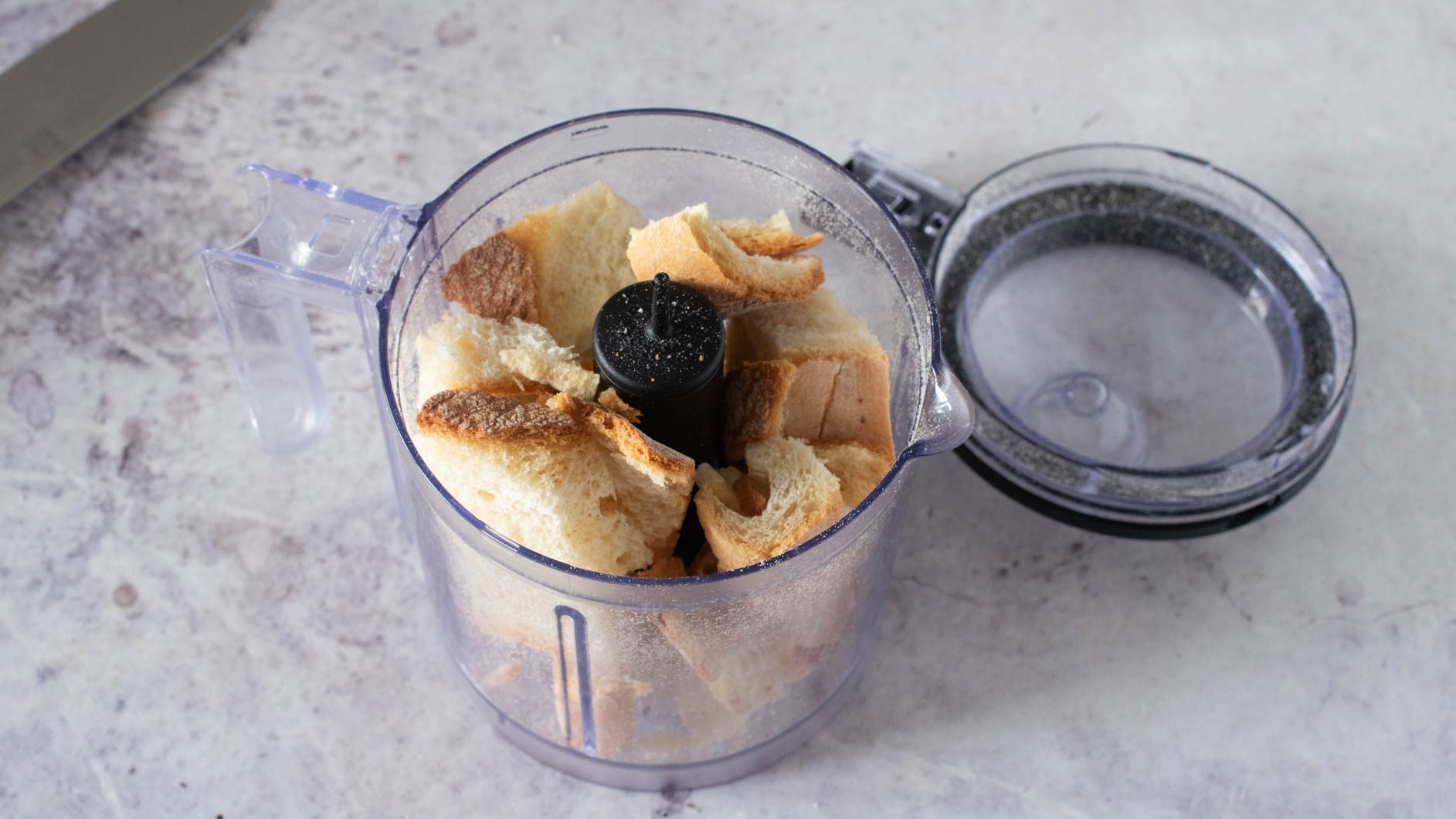 Pasta con la mollica: la ricetta del piatto povero semplice e gustoso