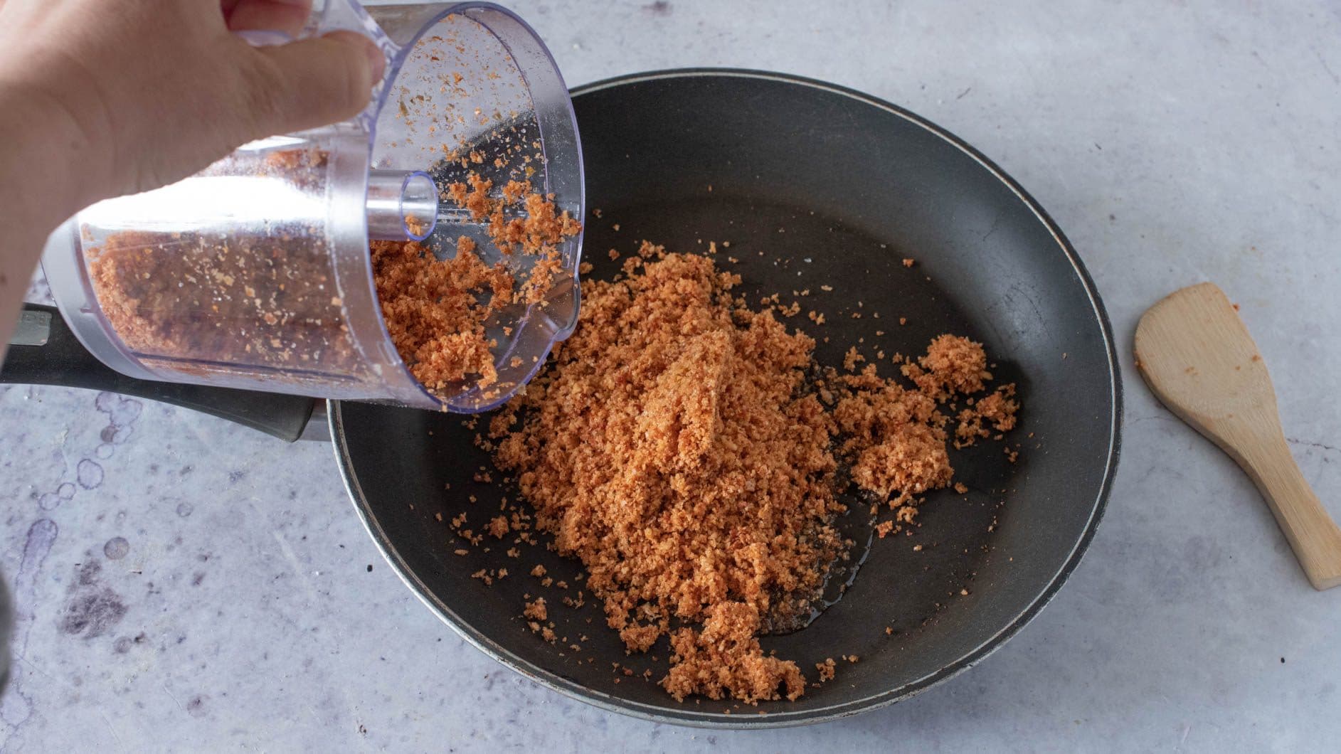 Pasta con la mollica: la ricetta del piatto povero semplice e gustoso