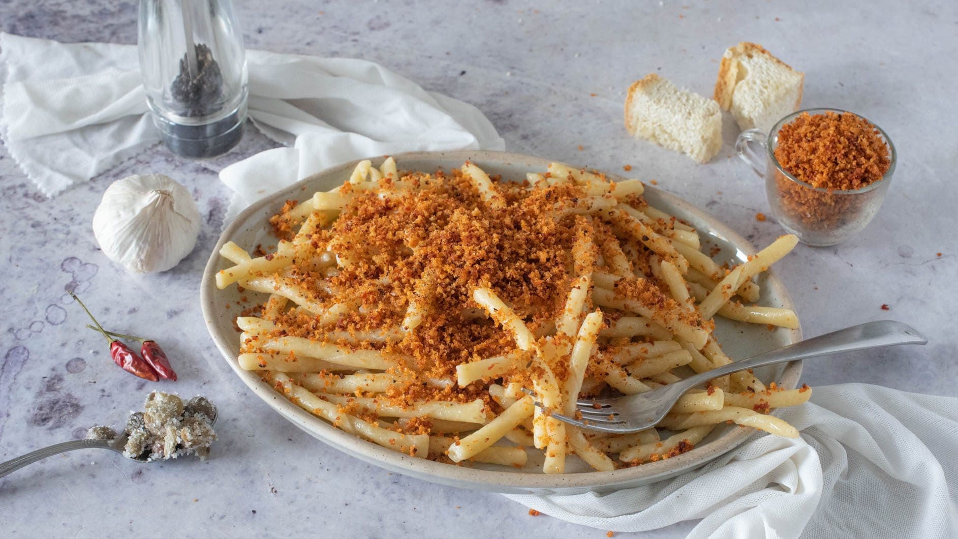 Pasta con la mollica: la ricetta del piatto povero semplice e gustoso