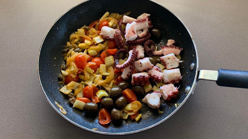 Polpo in caponata: la ricetta in agrodolce della variante siciliana di mare