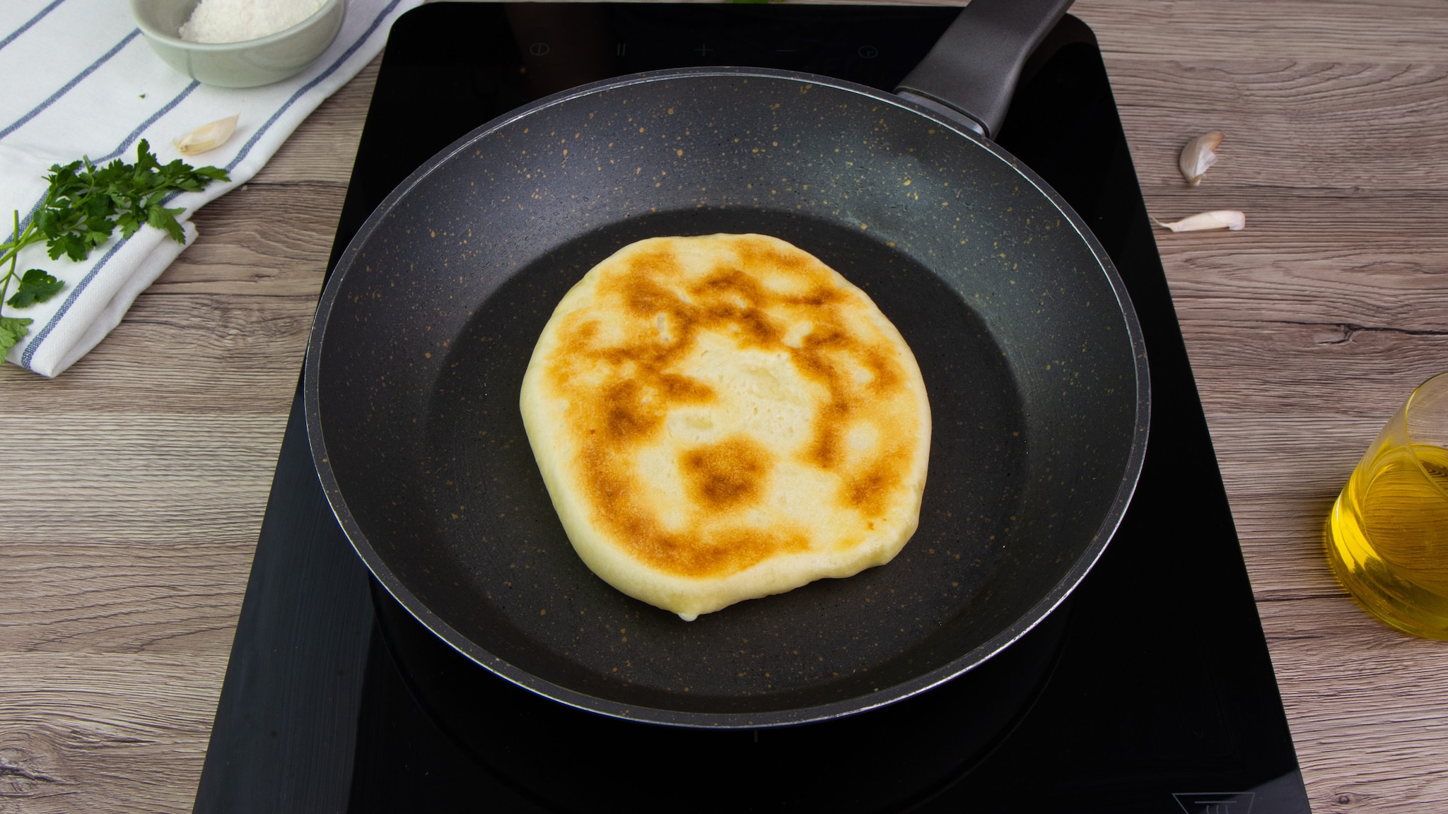 Pane naan al formaggio: la ricetta del pane indiano con filante farcitura