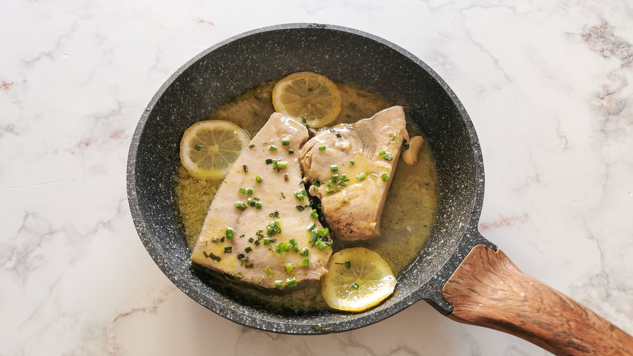 Pesce spada in padella: la ricetta del secondo piatto gustoso e leggero