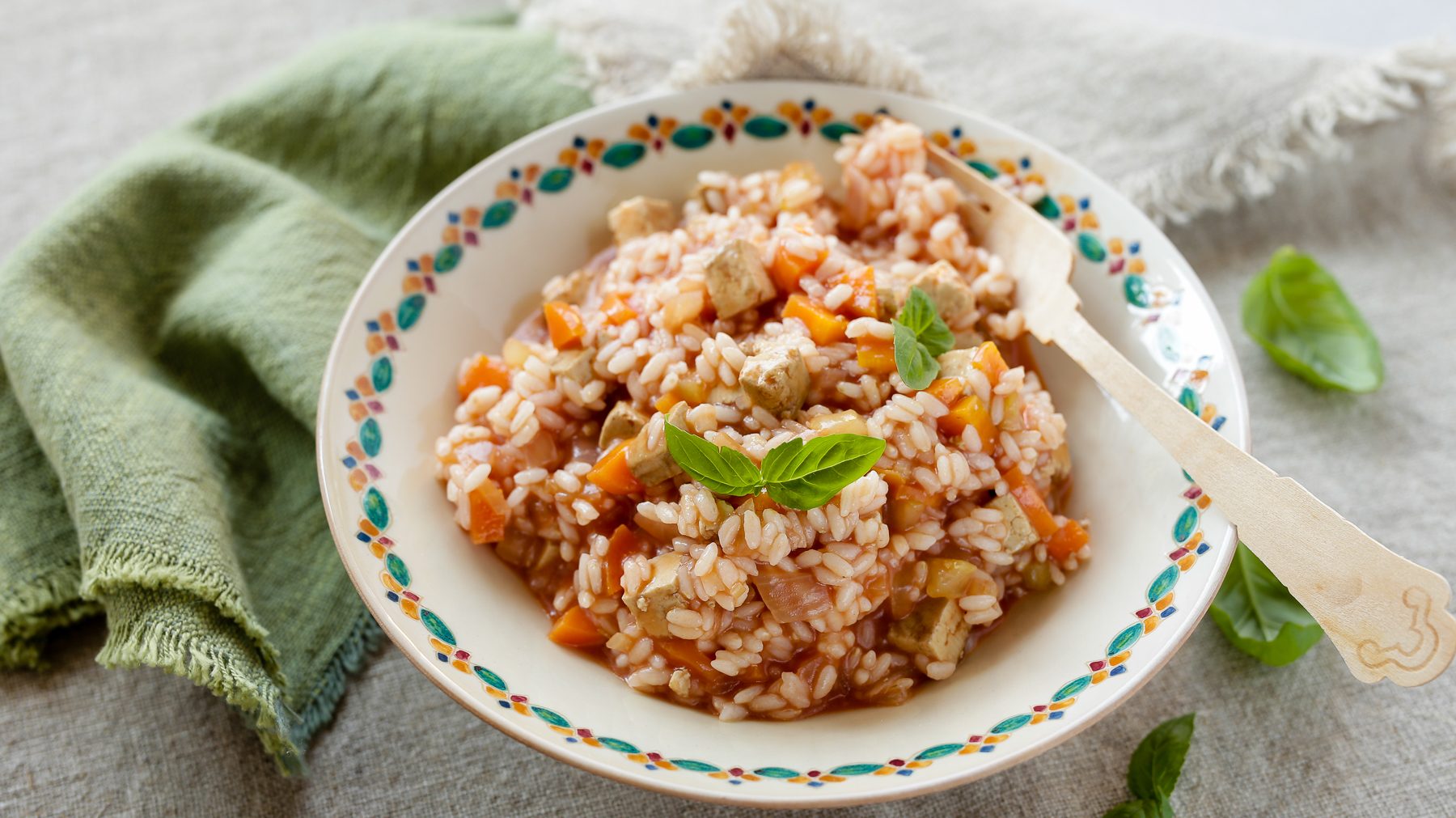 Risotto con ragù di seitan: la ricetta del primo vegano gustoso e saporito