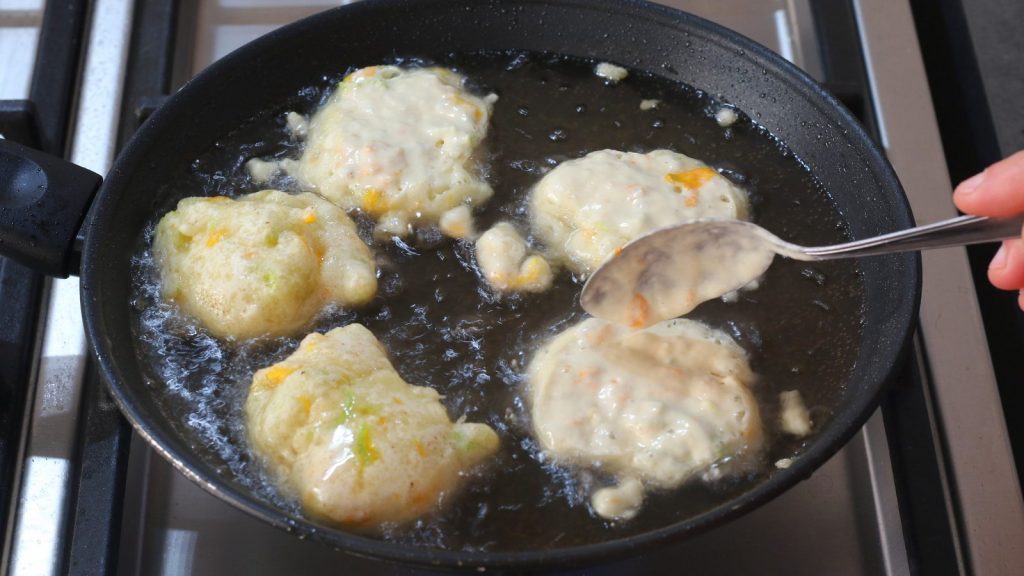 Frittelle di sciurilli: la ricetta campana dei fiori di zucca fritti