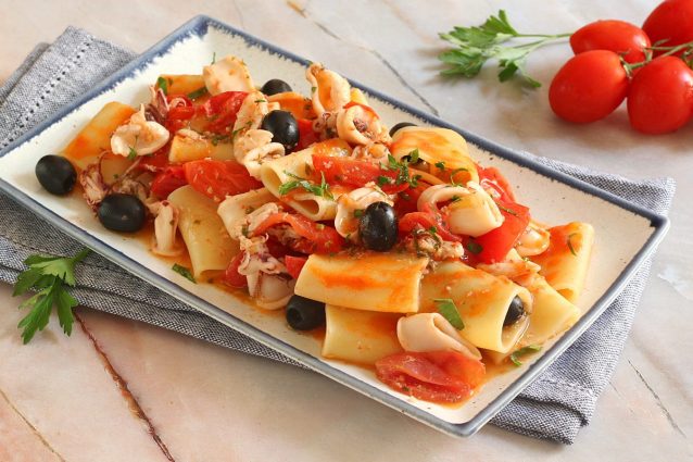 Paccheri con calamari, pomodorini e olive: primo di mare
