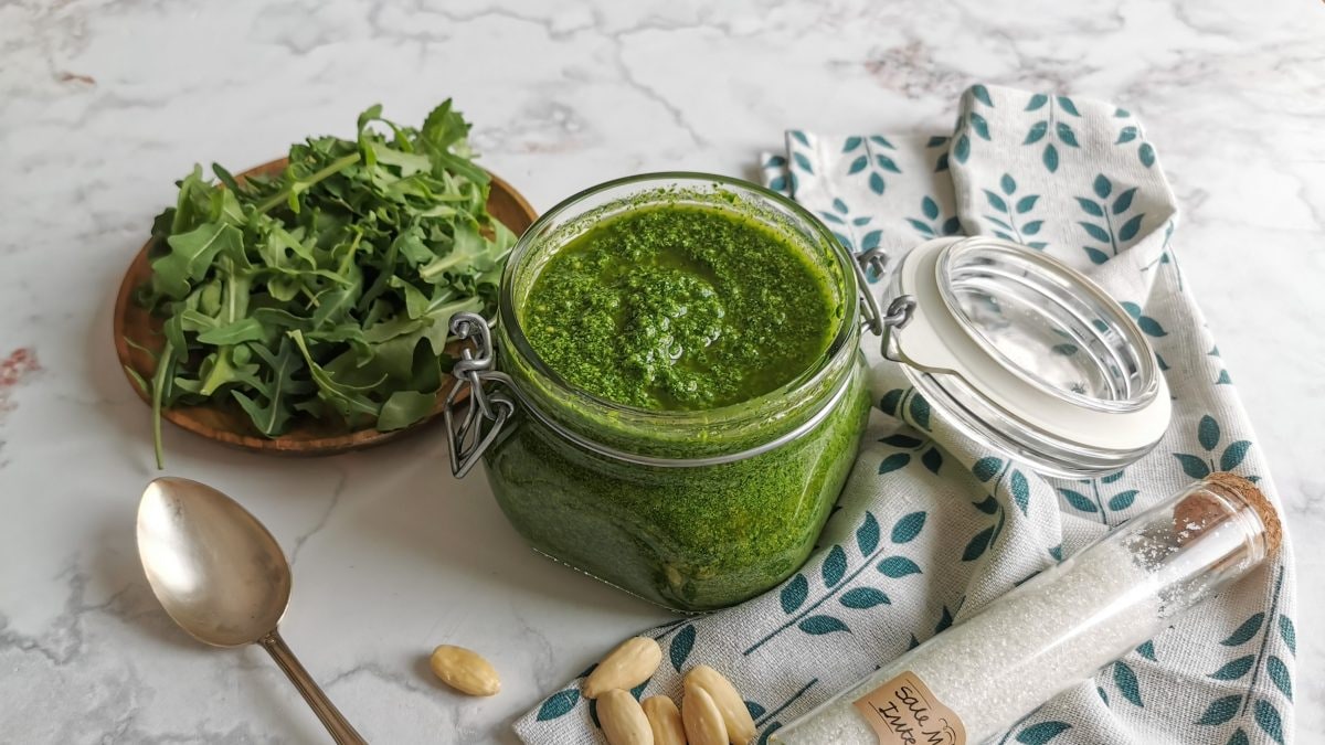 Insalata di pasta con pesto di rucola: la ricetta fresca e ricca