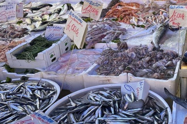 Una storica pescheria di Napoli ci spiega come fare il cuoppo fritto di ...