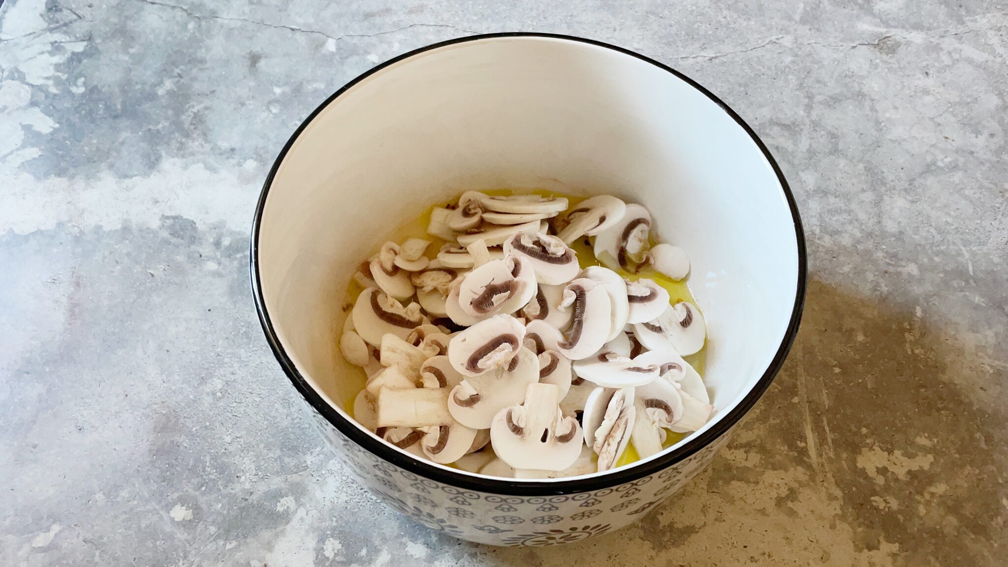 Funghi marinati: la ricetta del contorno leggero con funghi crudi