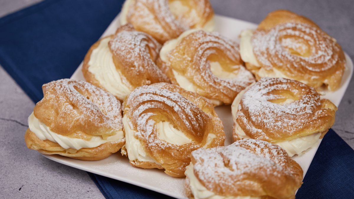 Ciambelline di pasta choux: la ricetta dei dolci al forno ripieni di crema