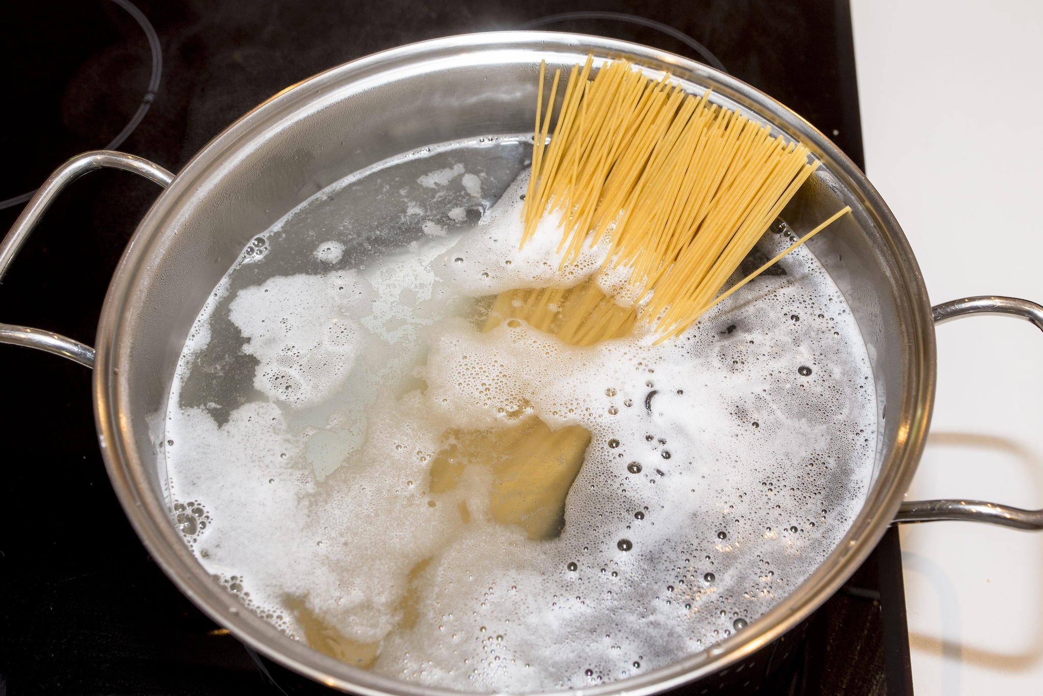 Dalla carne alle uova, tutti gli alimenti da non lavare mai prima di ...