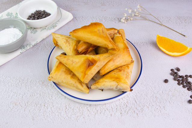 Triangoli di pasta fillo ricotta e cioccolato: la ricetta dei dolcetti ...