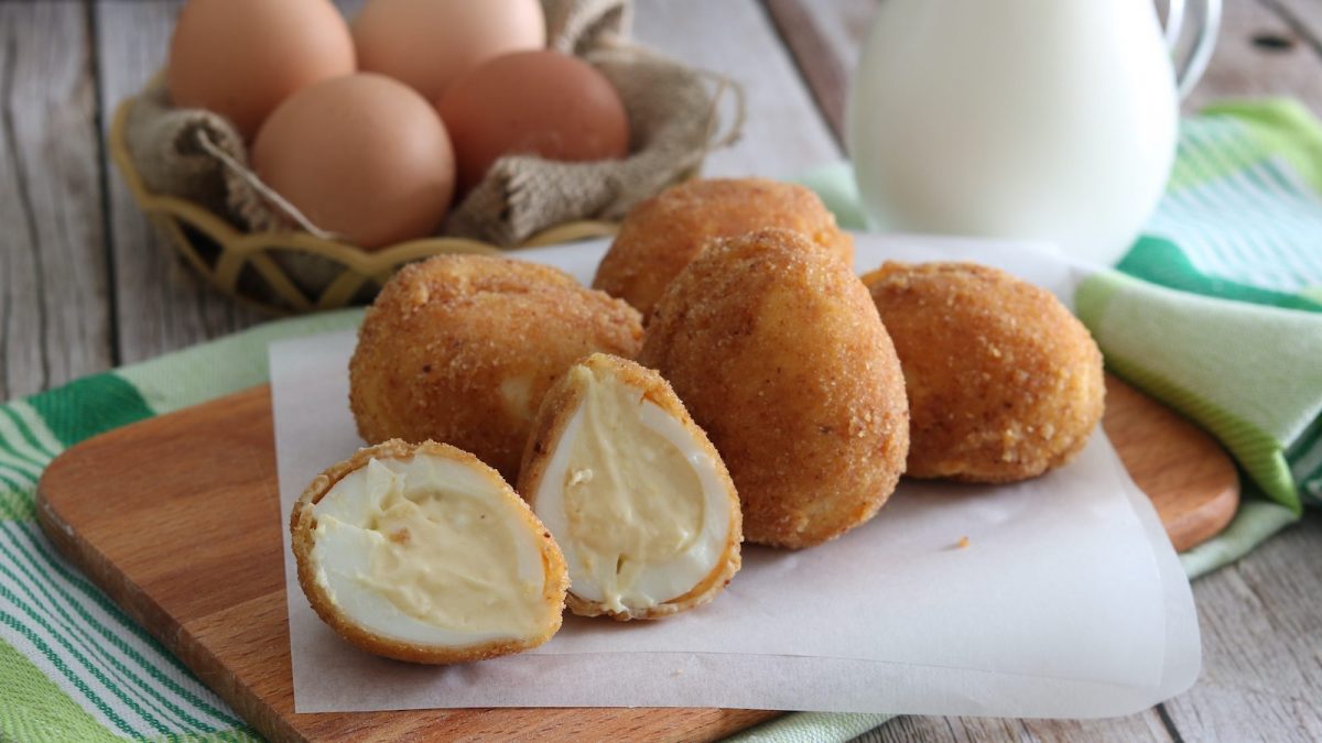 Uova sode fritte: la ricetta delle uova impanate sfiziose e originali