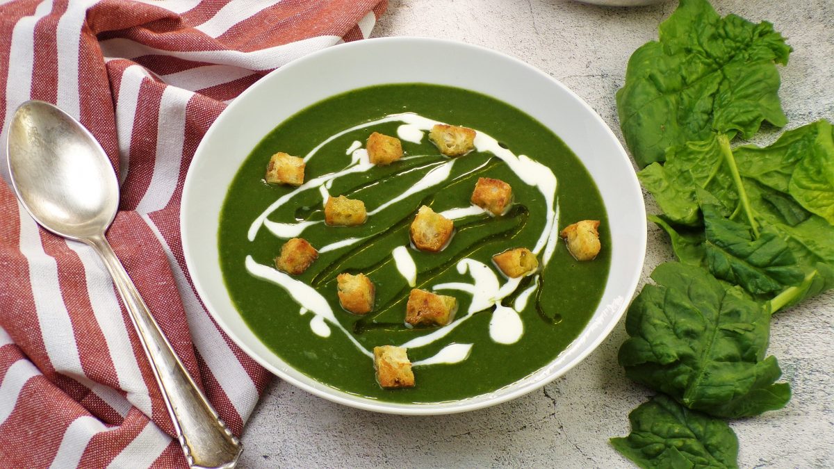Vellutata di spinaci: la ricetta del primo piatto leggero e genuino