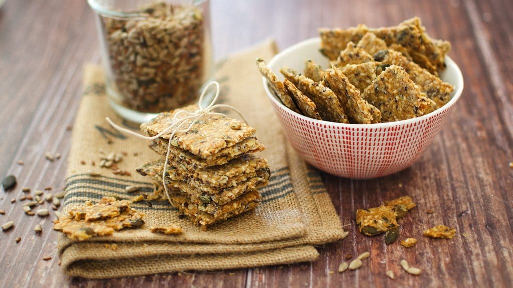 Crackers ai semi: la ricetta facile dello snack leggero e salutare