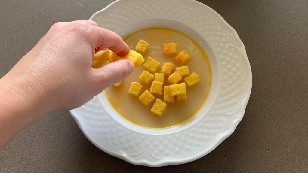 Zuppa imperiale: la ricetta del piatto tipico emiliano a base di semolino