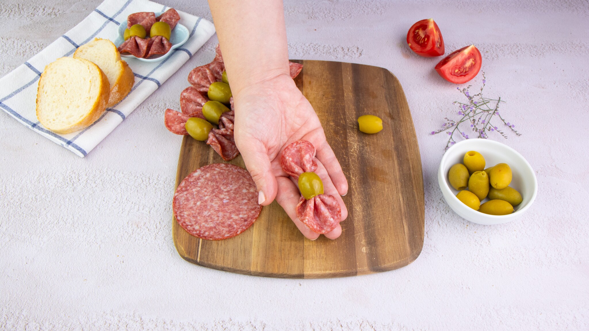 Crostini con fiocchi di salame: la ricetta degli stuzzichini sfiziosi