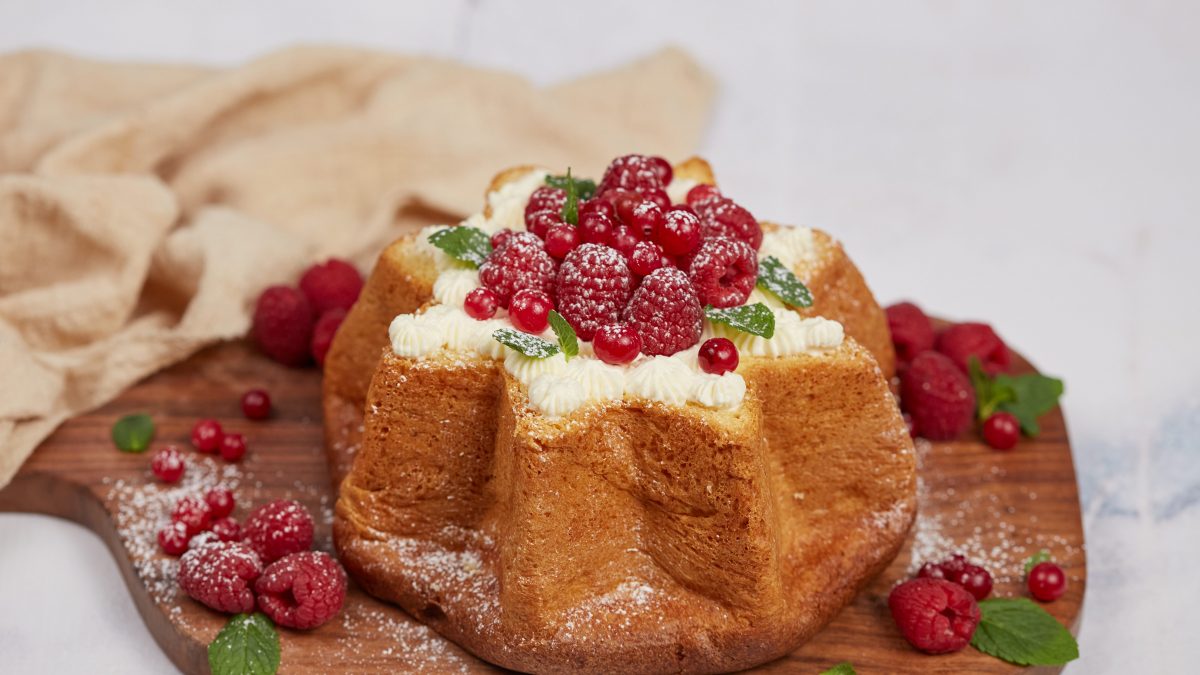 Pandoro farcito con crema: la ricetta del dessert facile e scenografico