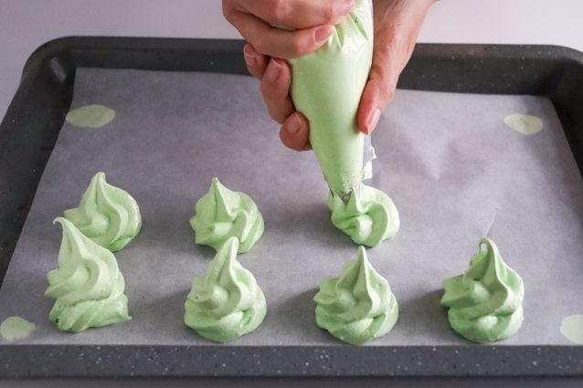 Alberi di meringa: la ricetta dei dolcetti di Natale golosi e friabili