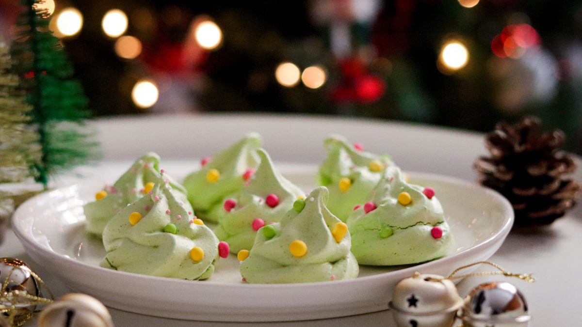 Alberi di meringa: la ricetta dei dolcetti di Natale golosi e friabili