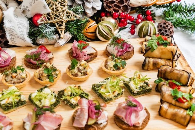 Aperitivi natalizi: 40 ricette salate sfiziose e 21 drink da abbinare