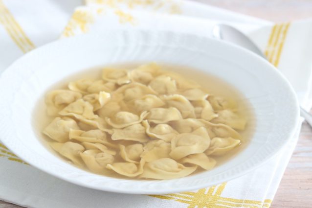Cappelletti in brodo: la ricetta della pasta fresca ripiena ricca e gustosa