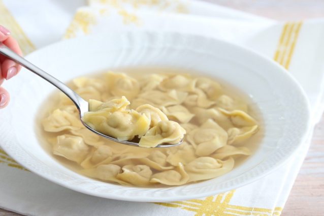 Cappelletti in brodo: la ricetta della pasta fresca ripiena ricca e gustosa