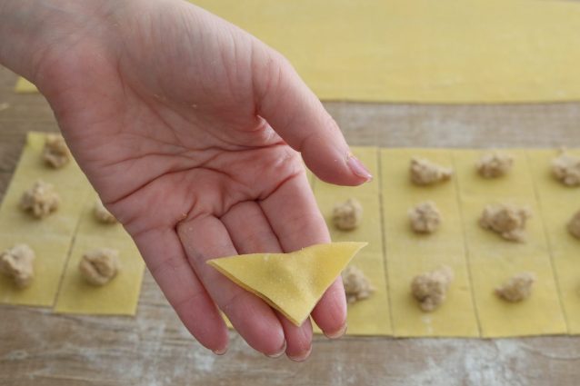 Cappelletti in brodo: la ricetta della pasta fresca ripiena ricca e gustosa