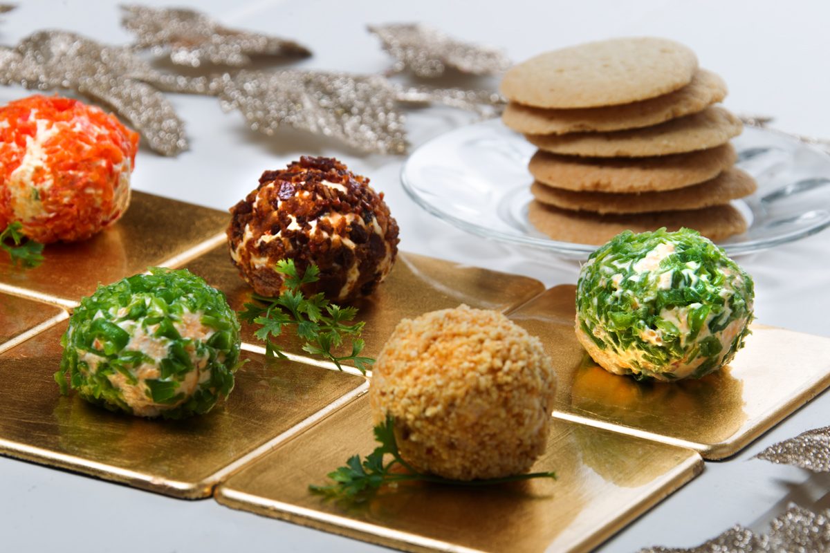 Traditional christmas cheese ball: an idea for the Christmas dinner
