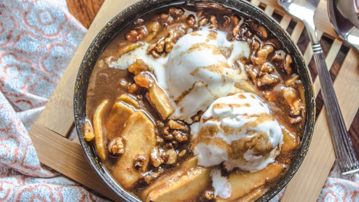 Apple foster: a quick spiced caramel treat for ice-cream lovers!