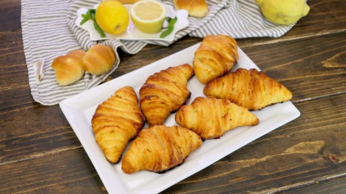Homemade lemon croissants: you can make them in 20 minutes!