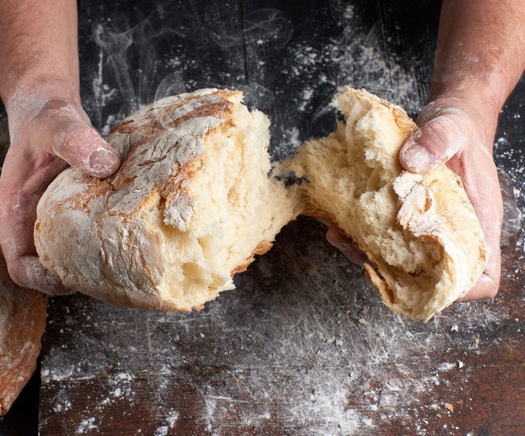 Bread turned upside down on the table, do you know why tradition ...
