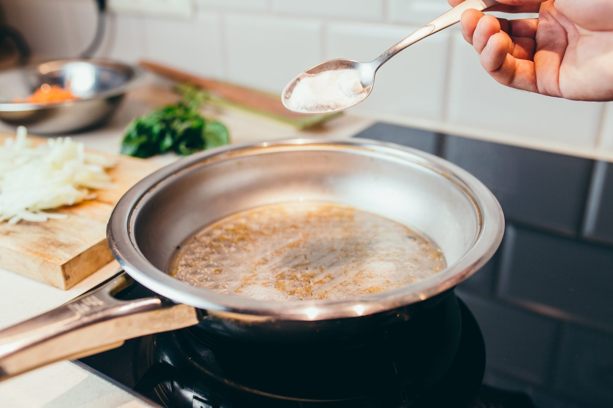 9 Tricks That Will Make Your Pans Look Like New – These Actually Work!