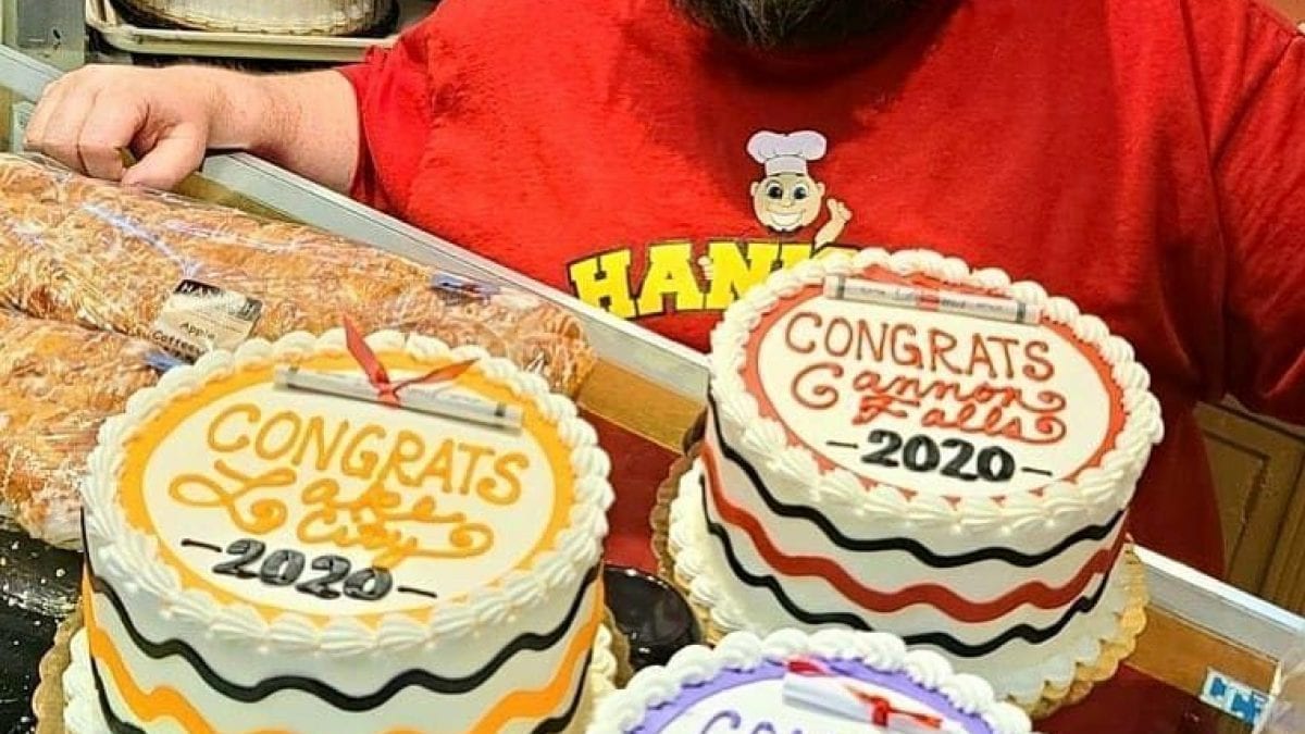 Small-Town Bakery Spreads Love By Donating 800 Cakes To Graduating High ...