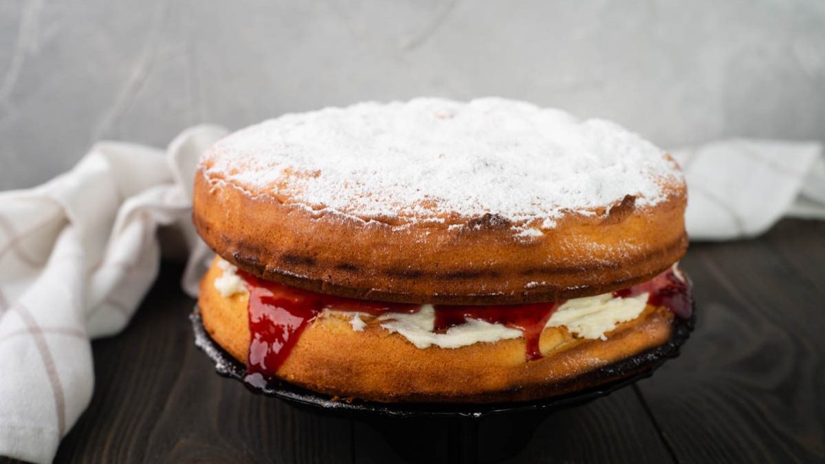 Fluffy Hazelnut Sponge Cake: the easy recipe for a sweet sponge cake