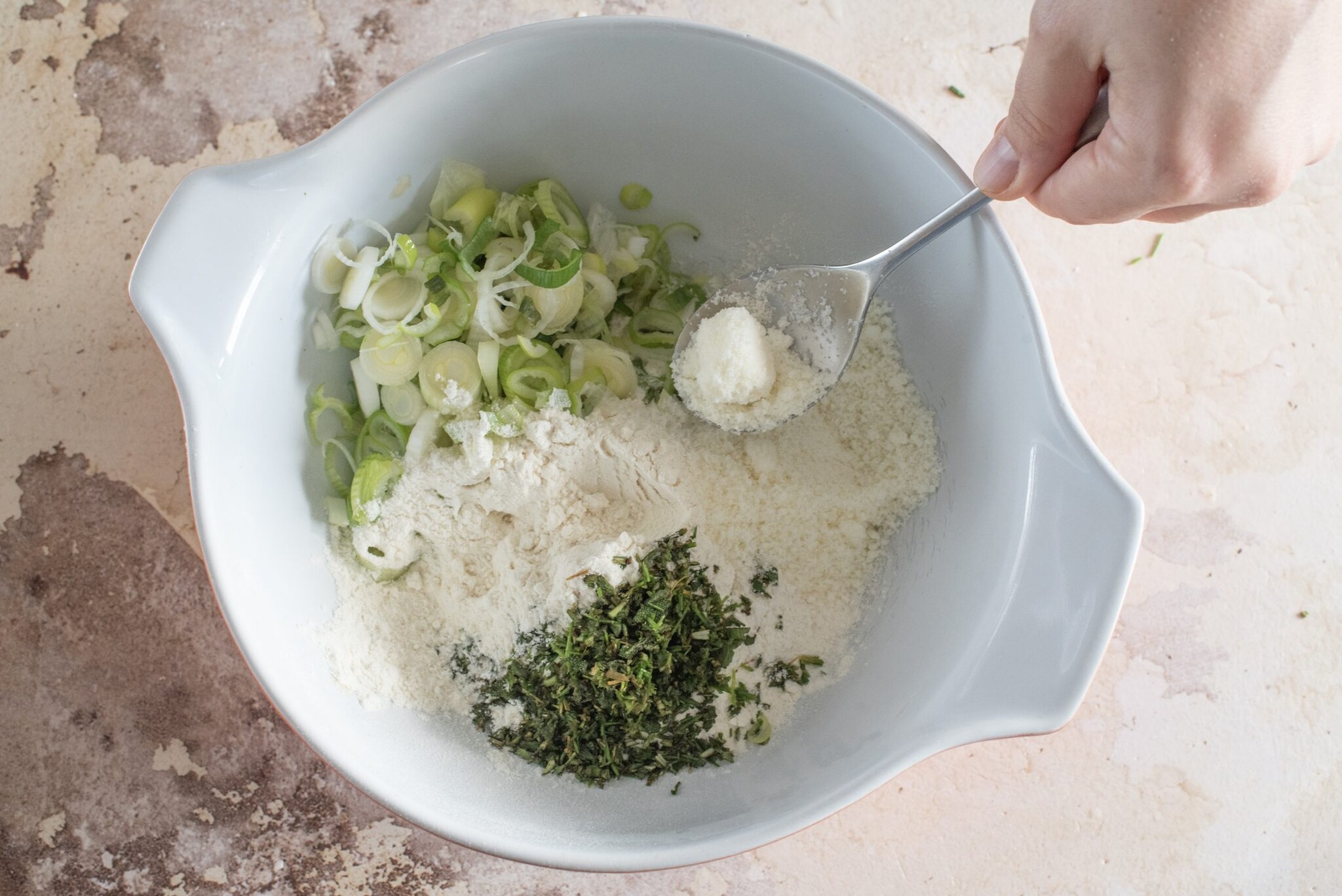 The recipe for delicious small fritters with aromatic herbs