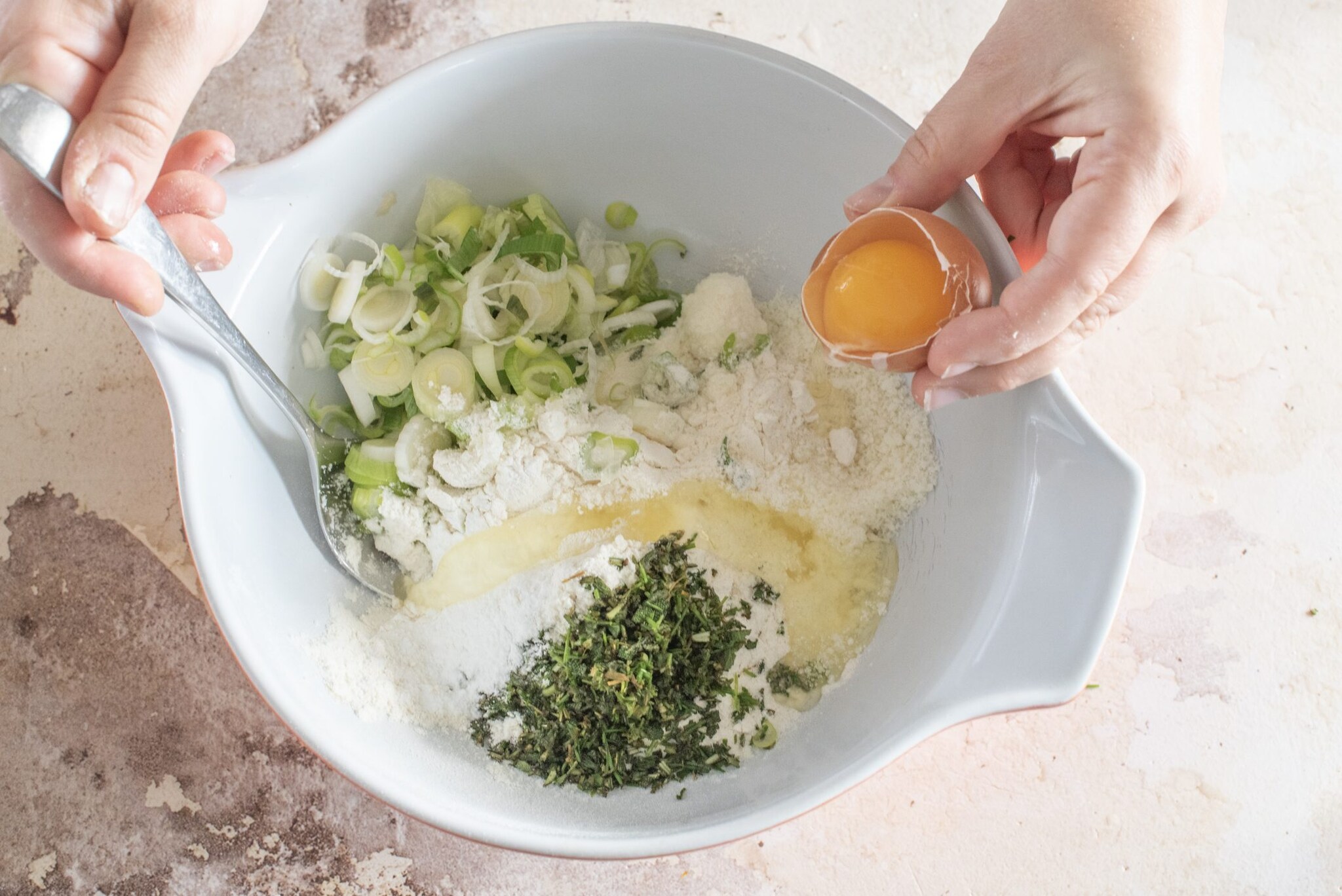 The recipe for delicious small fritters with aromatic herbs