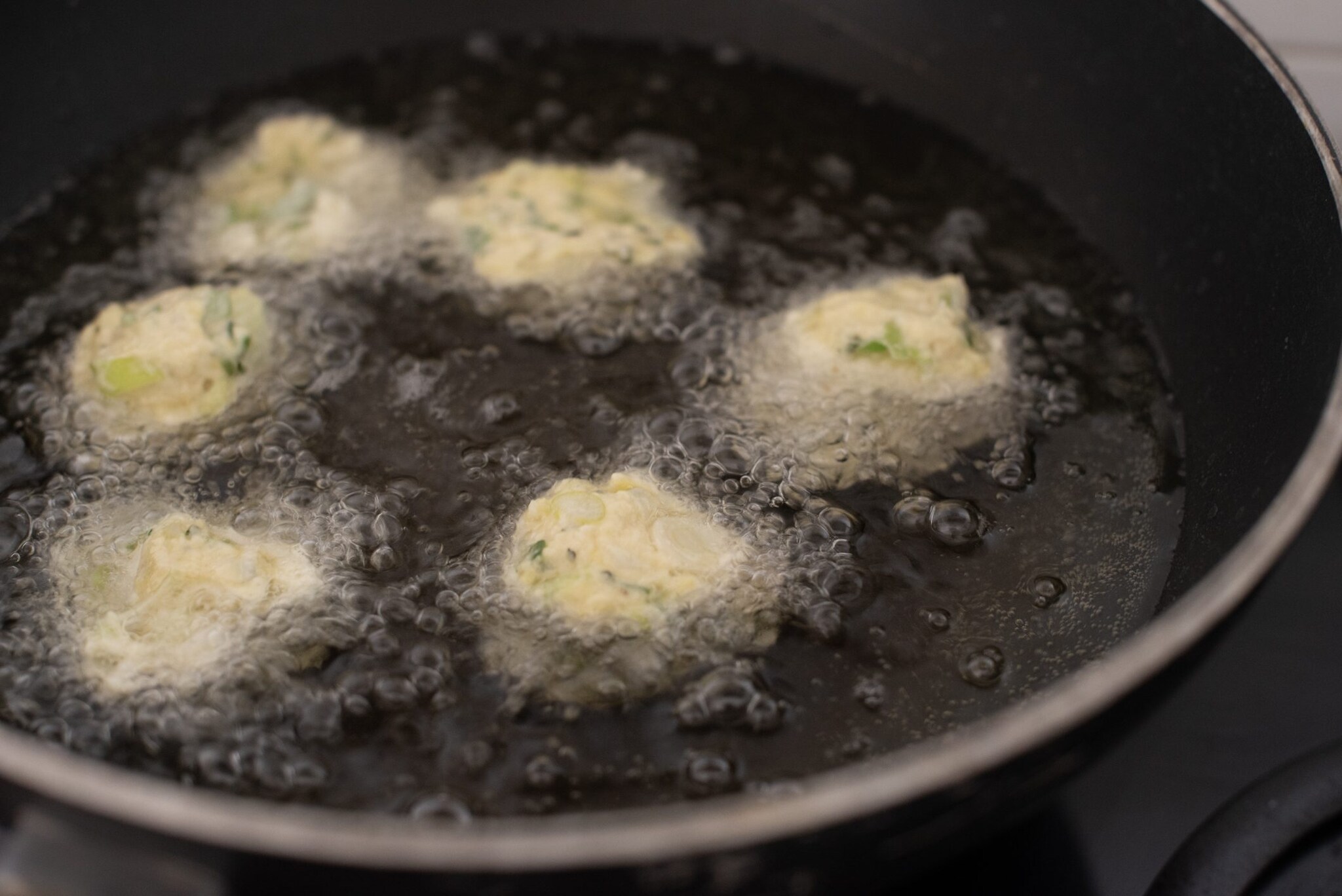 The recipe for delicious small fritters with aromatic herbs