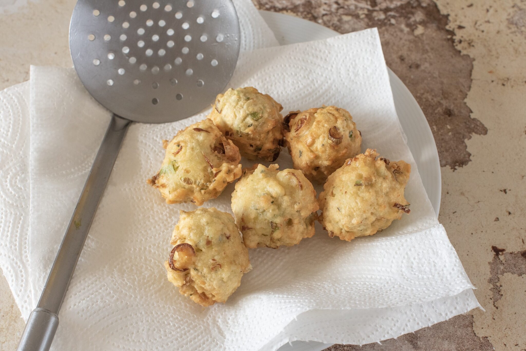 The recipe for delicious small fritters with aromatic herbs