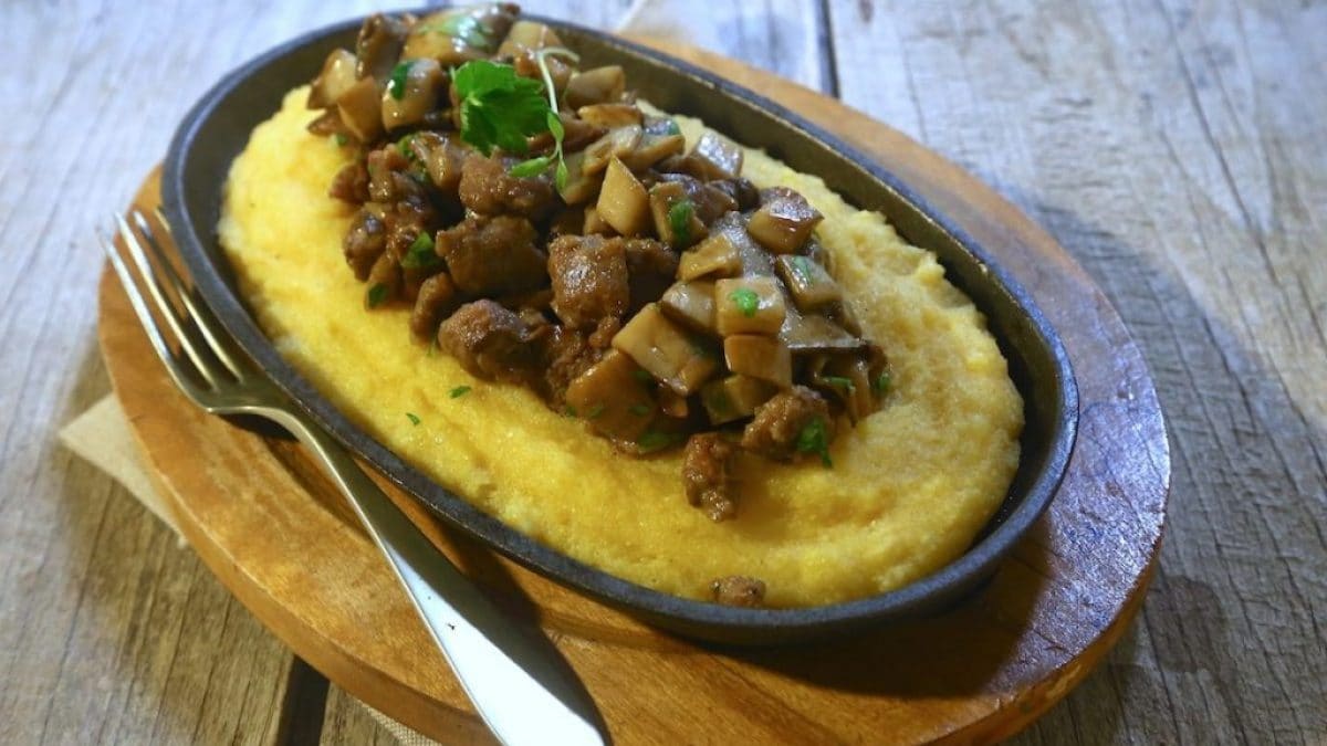 Cornmeal mush with mushrooms and pork sausage: the recipe for a rich ...