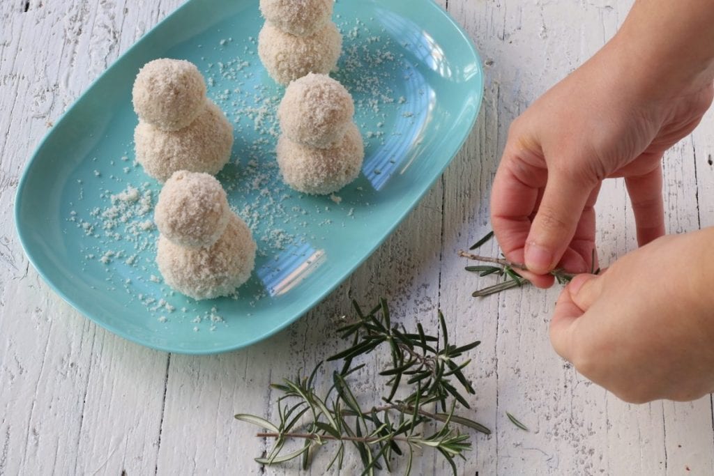 Christmas Cheesy Snowmen: the recipe for a fun and tasty appetizer